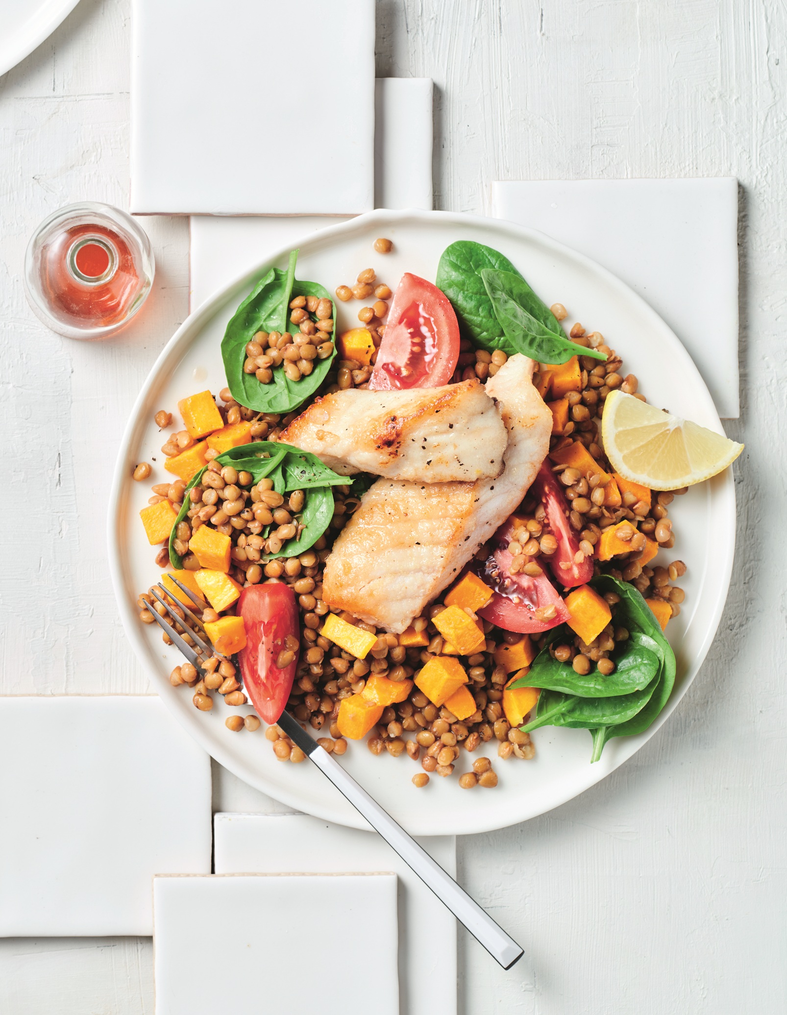 Pan-fried fish with lentil and spinach salad - Healthy Food Guide