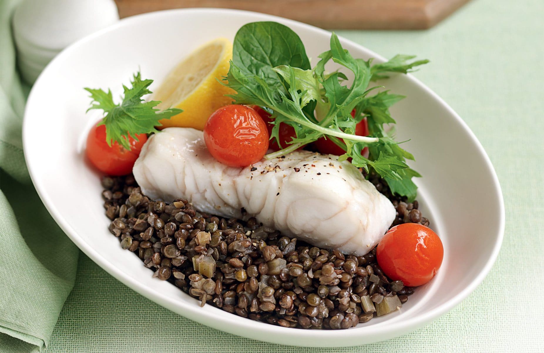 Baked fish with roasted tomatoes and lentils - Healthy Food Guide