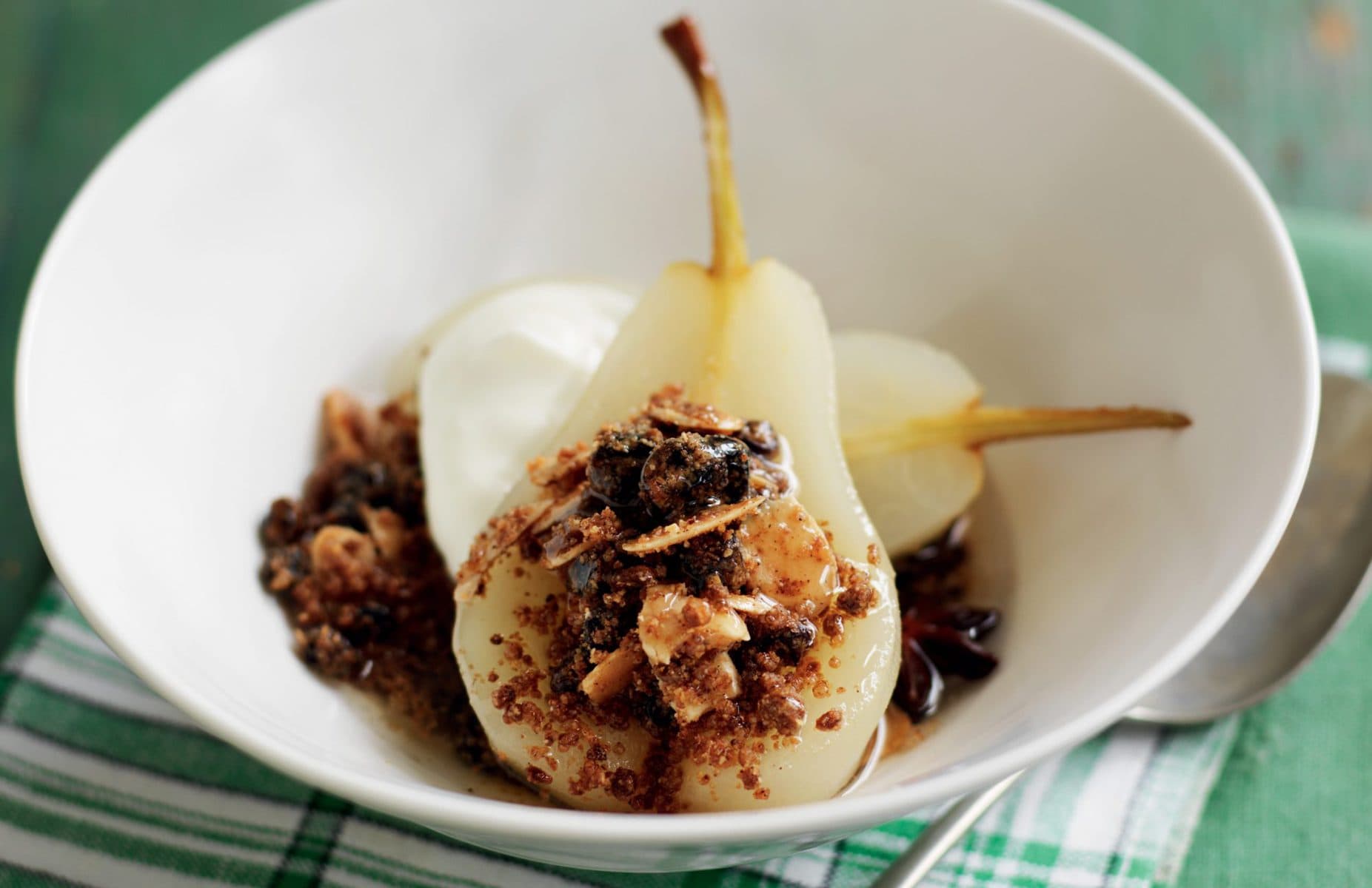 Crumble-stuffed baked pears - Healthy Food Guide