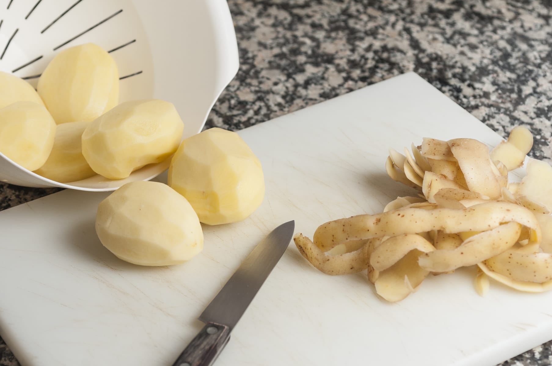 Are green potatoes toxic and does peeling help? - Healthy Food Guide