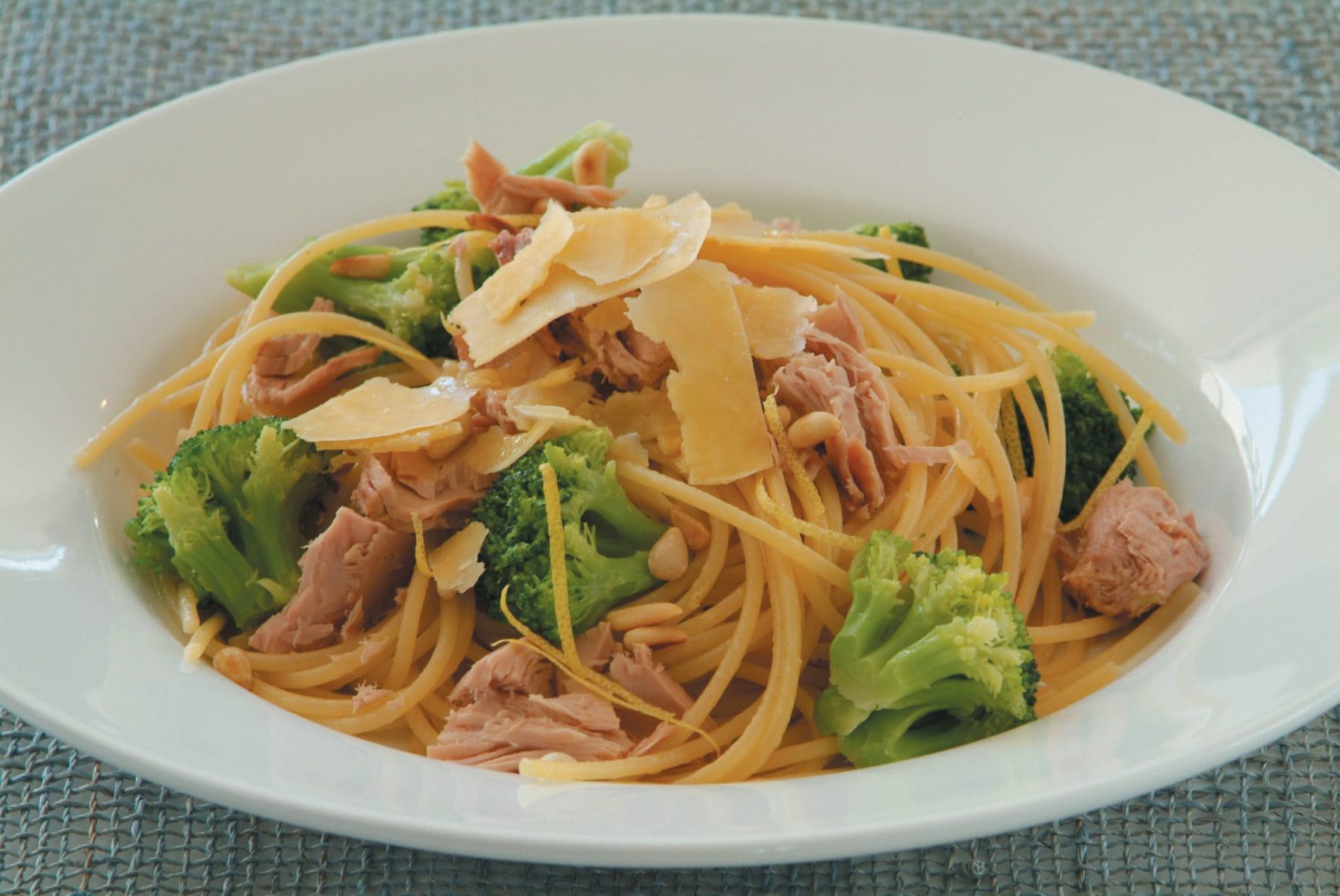 Spaghetti with tuna, lemon and broccoli - Healthy Food Guide