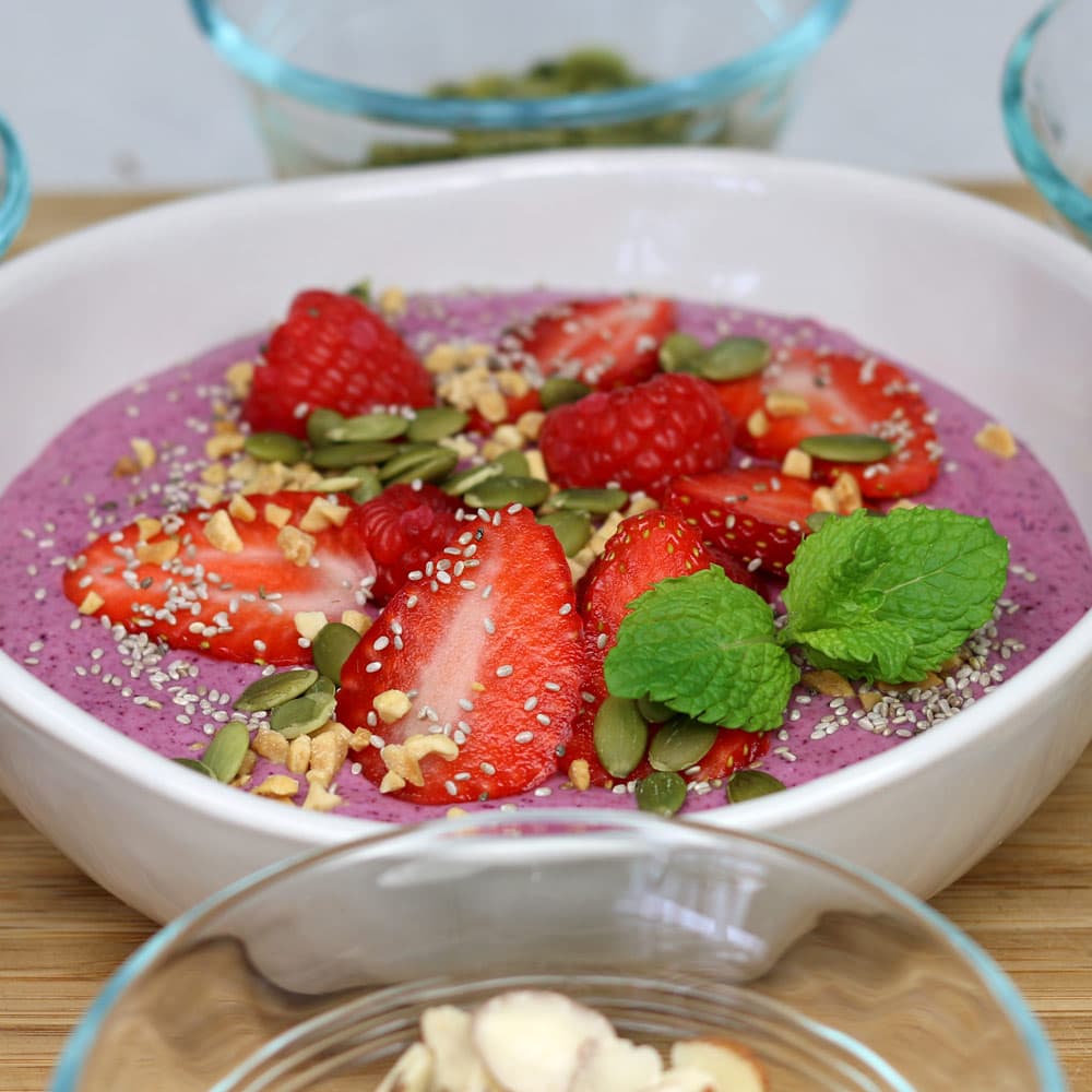 How to make: Very berry smoothie bowls - Healthy Food Guide