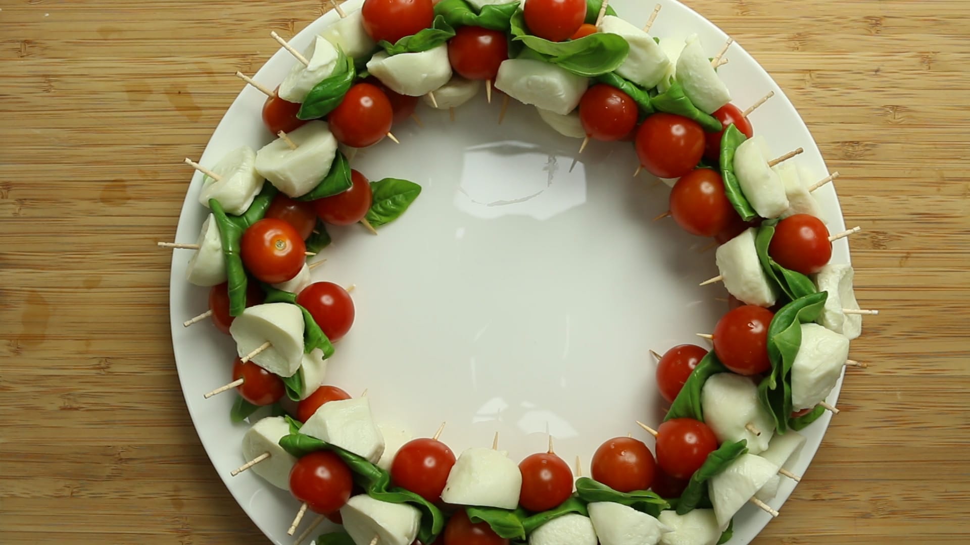 How to make: Caprese salad Christmas wreaths - Healthy Food Guide