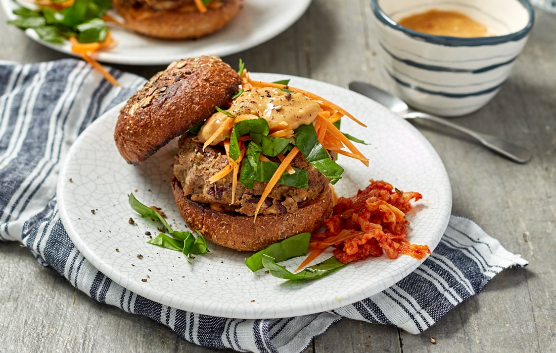 Vegie burgers with slaw and peanut sauce - Healthy Food Guide