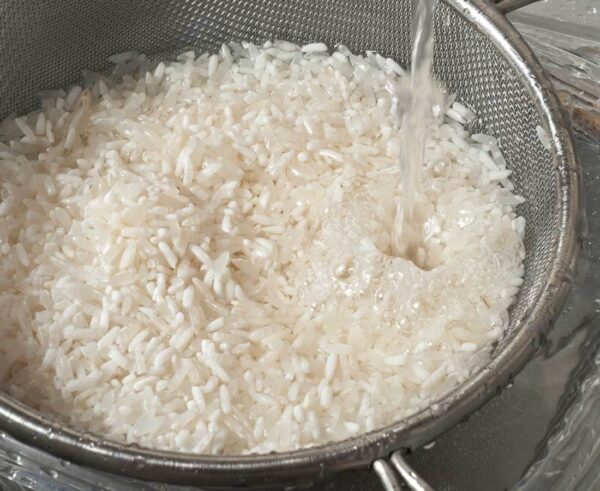 Wash rice to reduce microplastic contamination - Healthy Food Guide