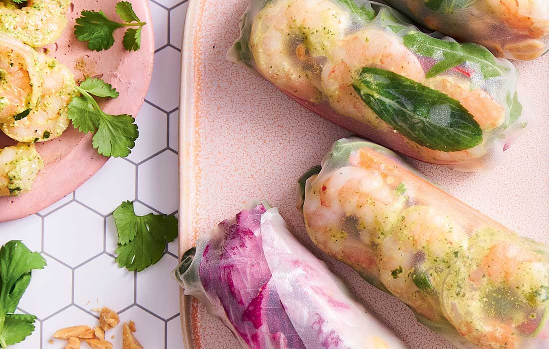 Rice paper rolls with coriander pesto prawns - Healthy Food Guide
